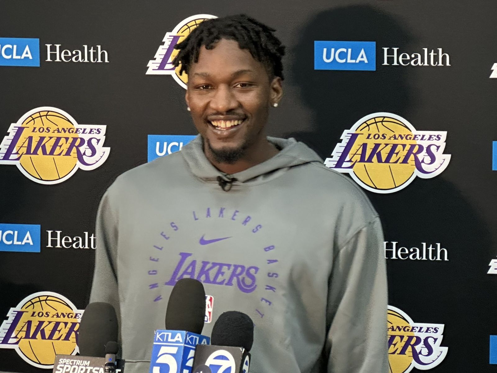 NBA / 交易後首戰同樣出師不利！聯盟第一騎士隊背靠背戰勝湖人 | 籃球筆記