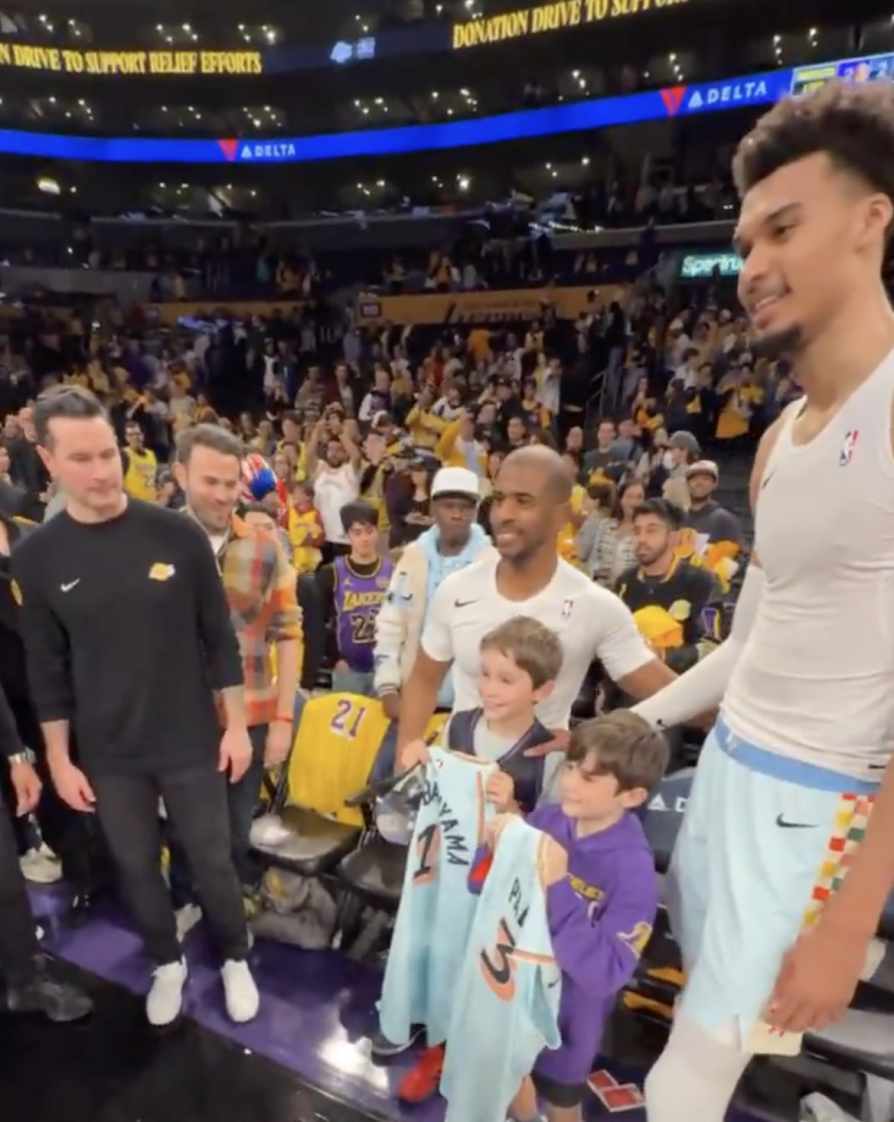 【影片】NBA / 家中收藏全不見 斑馬、CP3送球衣給Redick兩位兒子 | 籃球筆記