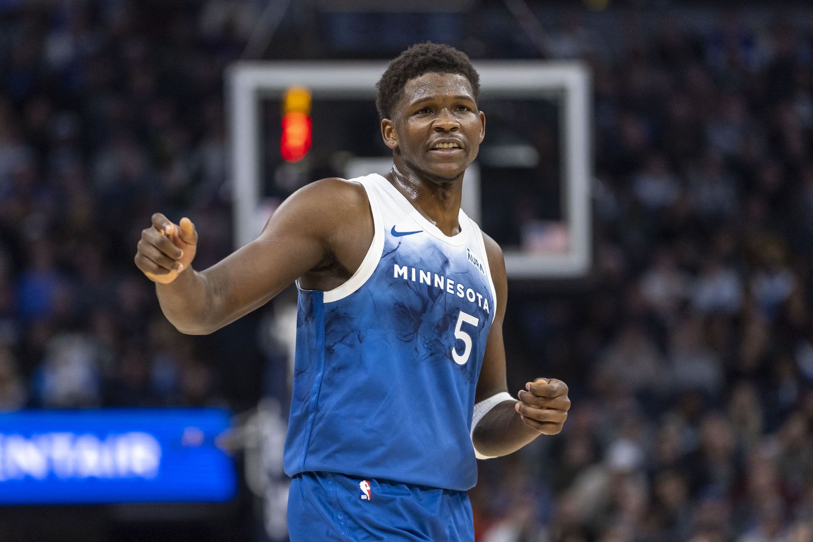 NBA / 又是Edwards！對裁判議題口出惡言遭重罰7萬5千美金 | 籃球筆記