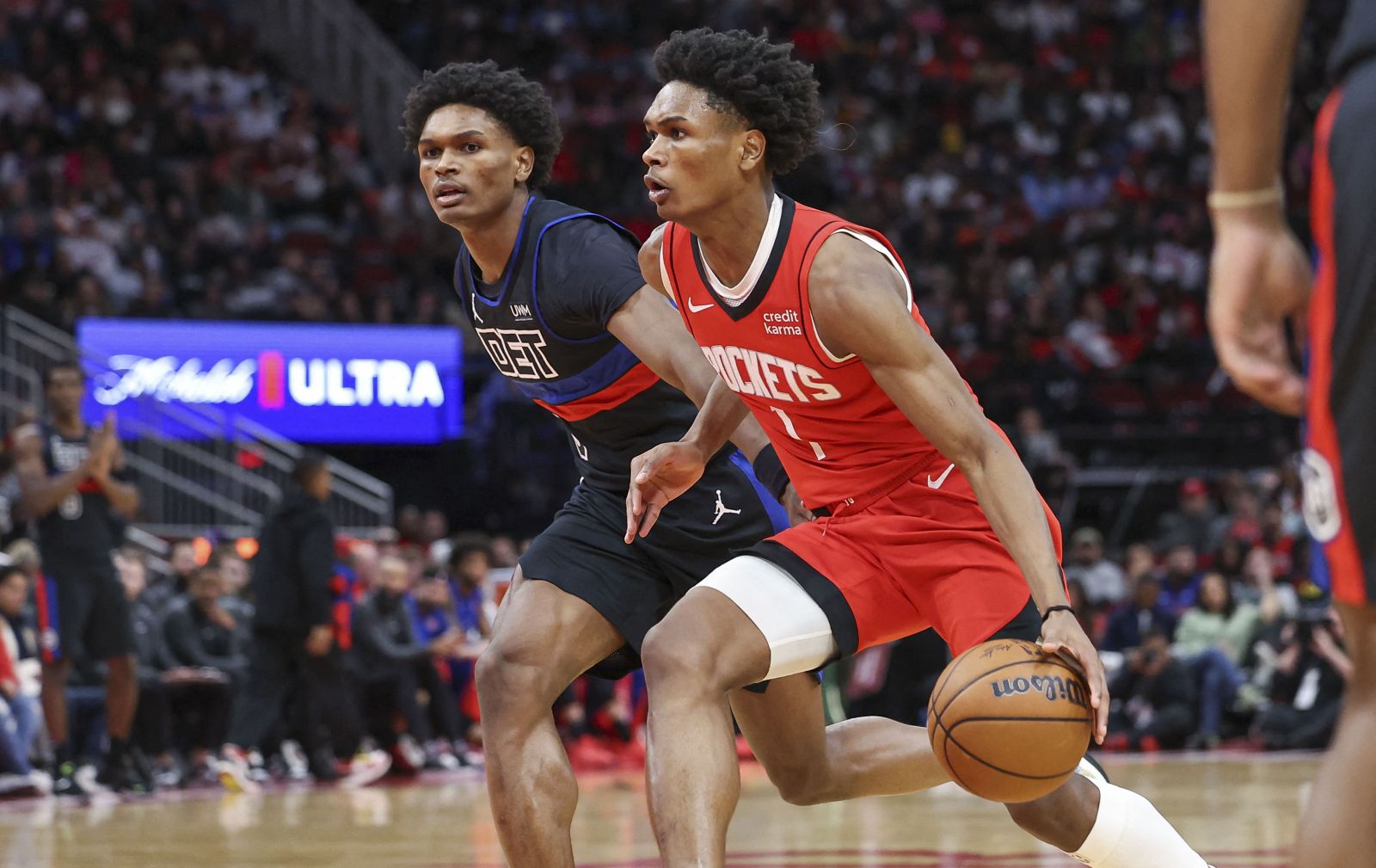【影片】NBA/ 「Thompson兄弟檔」首度對決！兩人交換球衣紀念 | 籃球筆記