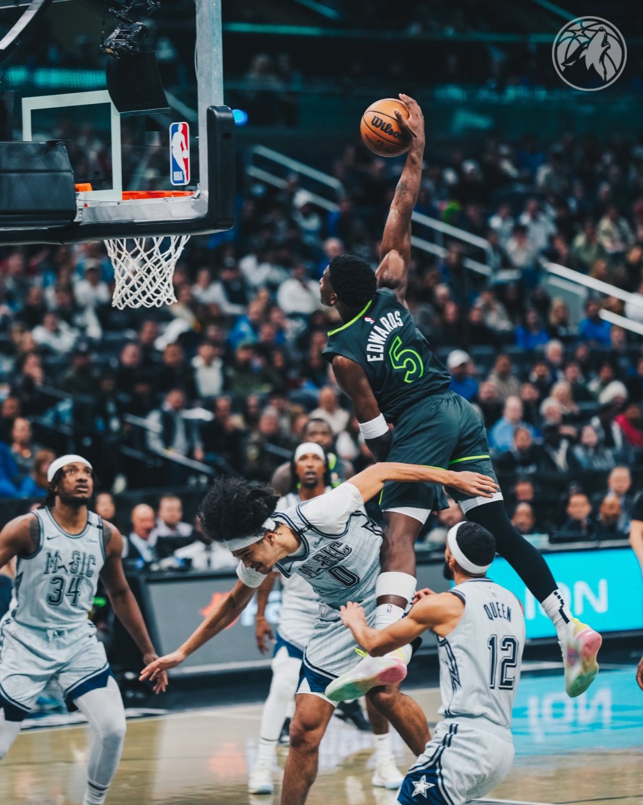 【影片】NBA / AE再上演海報灌籃 但不認同：他只是個後衛而已 | 籃球筆記