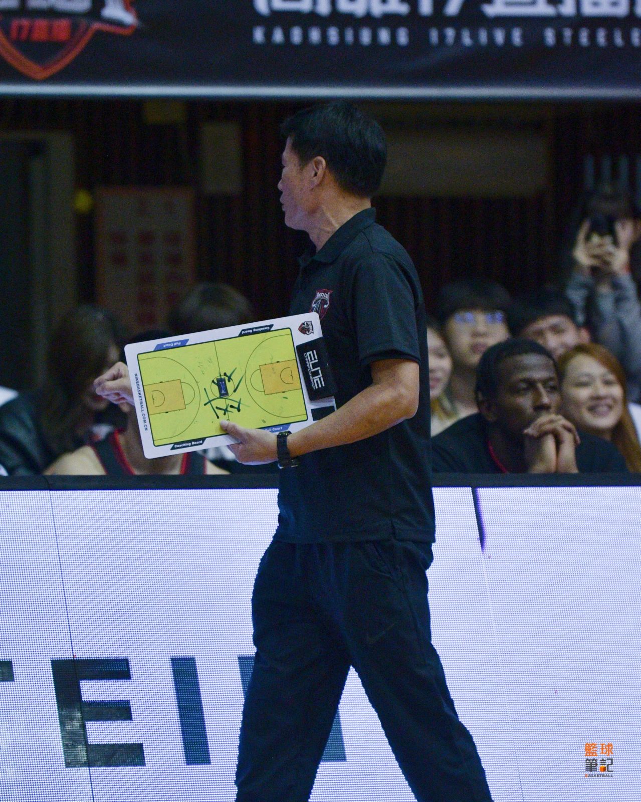 PLG / Coach邱今天又在戰術板寫字！寫下「爽」表達自己心情 | 籃球筆記