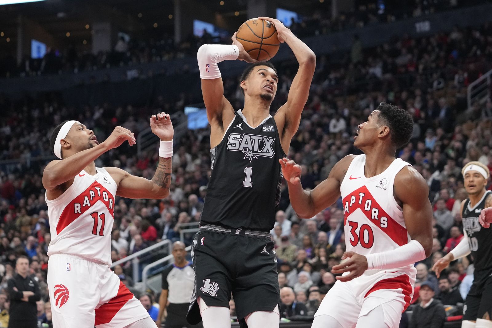 【影片】NBA / 展現主宰力！Wembanyama生涯首季就拿下「火鍋」大三元 | 籃球筆記