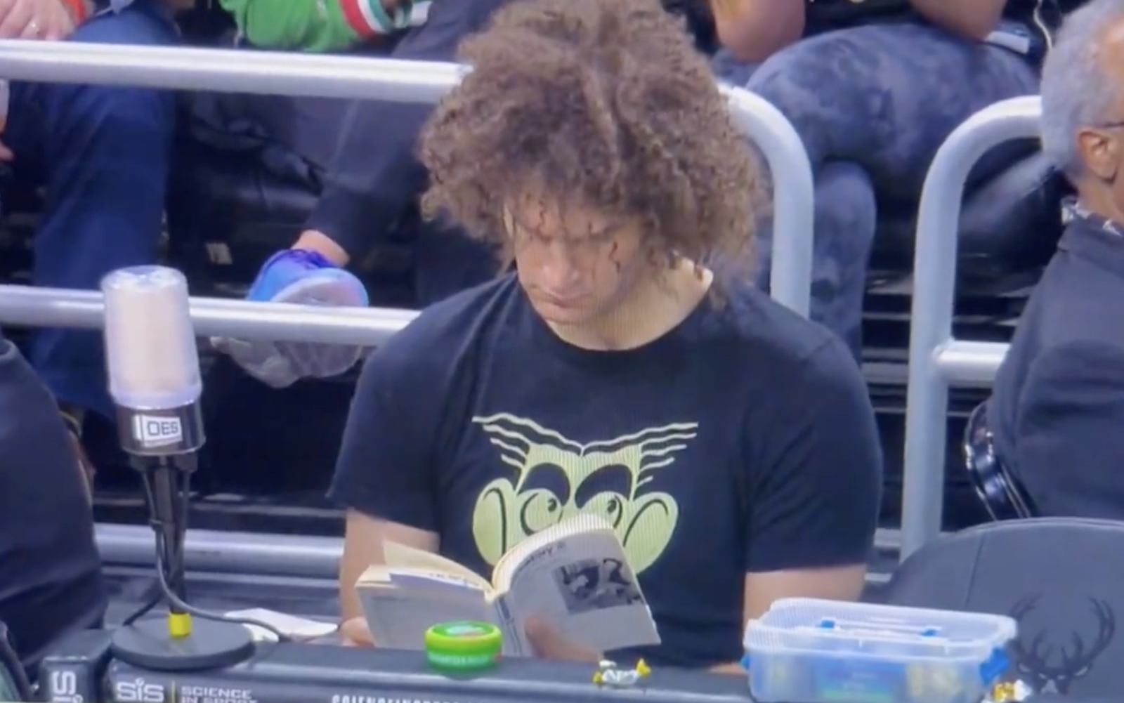 【影片】NBA / 沈浸在書海中！Robin Lopez被交易後留在公鹿主場場邊看書 | 籃球筆記