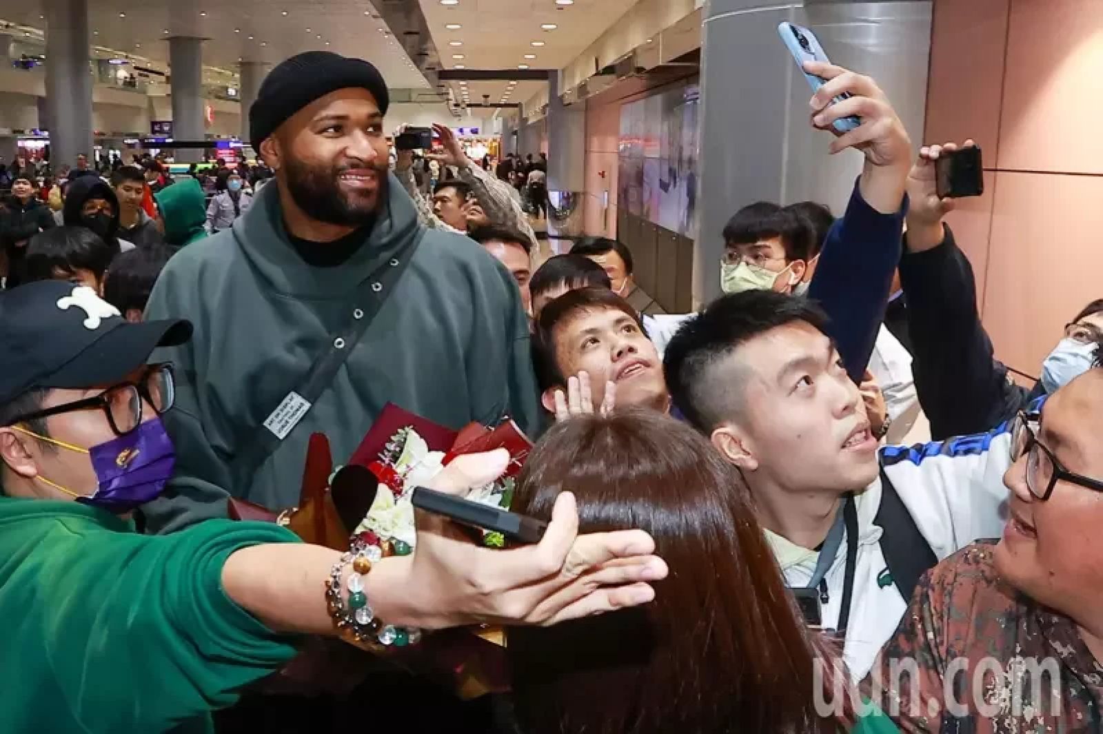 T1聯盟 / NBA球星「表弟」卡森斯抵台 小球迷幸運得到簽名球 | 籃球筆記