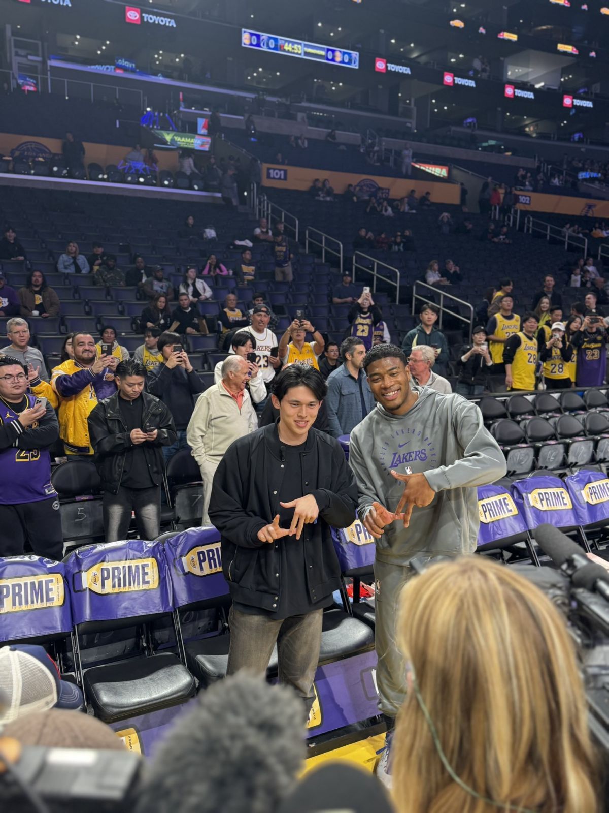 【影片】NBA / 場邊有貴客！剛加盟道奇日本投手佐佐木朗希到湖人主場觀賽 | 籃球筆記