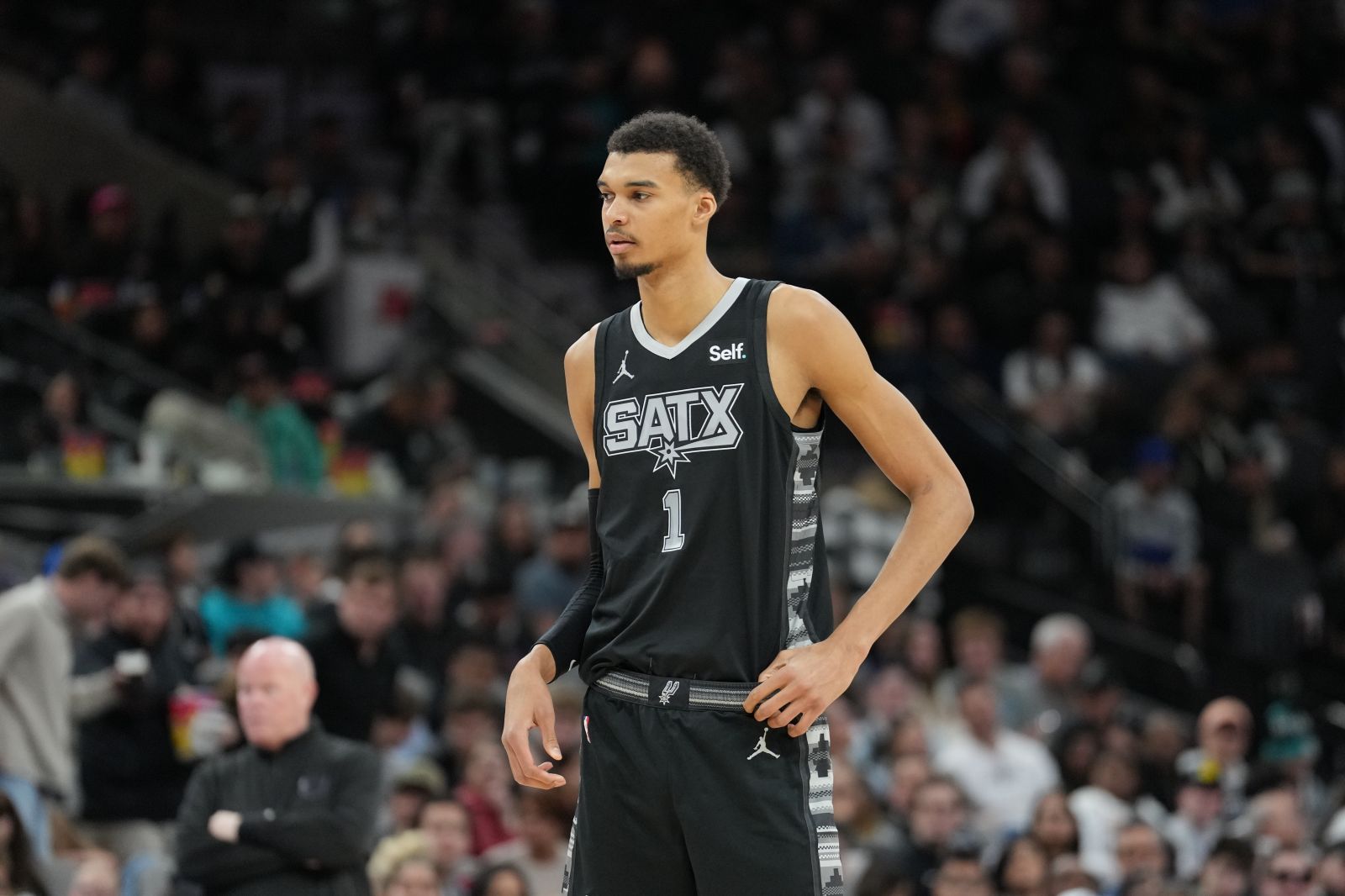 NBA / 再次展現高效率！Wembanyama上場不到20分鐘完成26分11籃板 | 籃球筆記