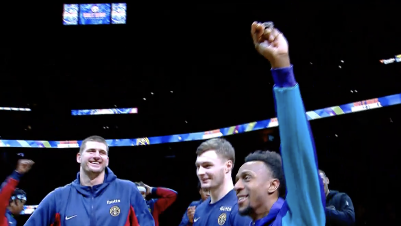 【影片】NBA / Ish Smith獲頒去年冠軍戒 DAJ作勢摔倒戒指 Jokic假裝單膝下跪 | 籃球筆記