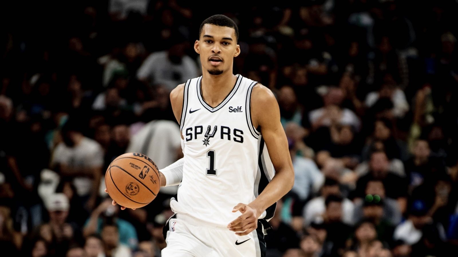 NBA / Wembanyama初登場拿15分 獨行俠關鍵時刻連得8分帶走勝利 | 籃球筆記