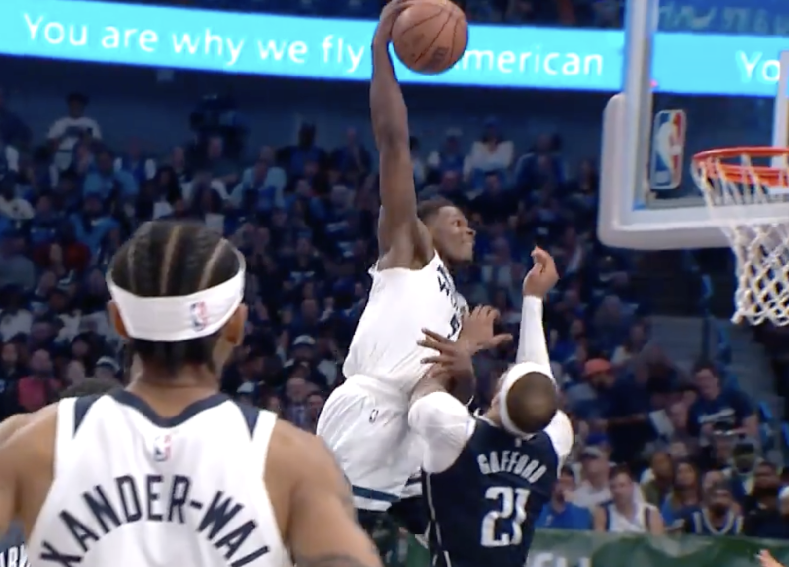【影片】NBA / 再展誇張爆發力！AE在對手頭上戰斧式單手爆扣 | 籃球筆記