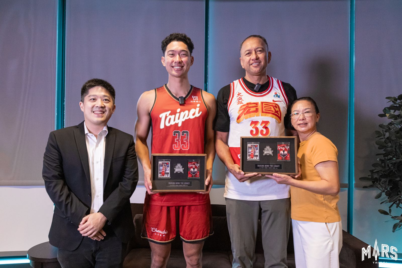 TPBL / 首位狀元雷蒙恩正式簽約 台新戰神致贈「Passing Down The Legacy」球員卡 | 籃球筆記