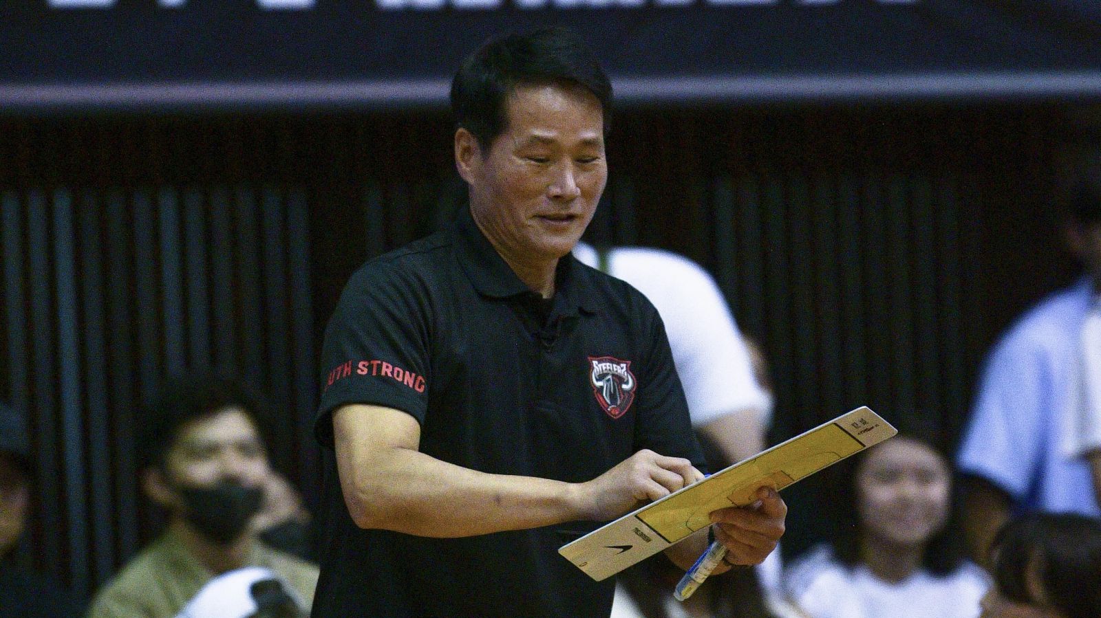 PLG / Coach邱今天又在戰術板寫字！寫下「爽」表達自己心情 | 籃球筆記