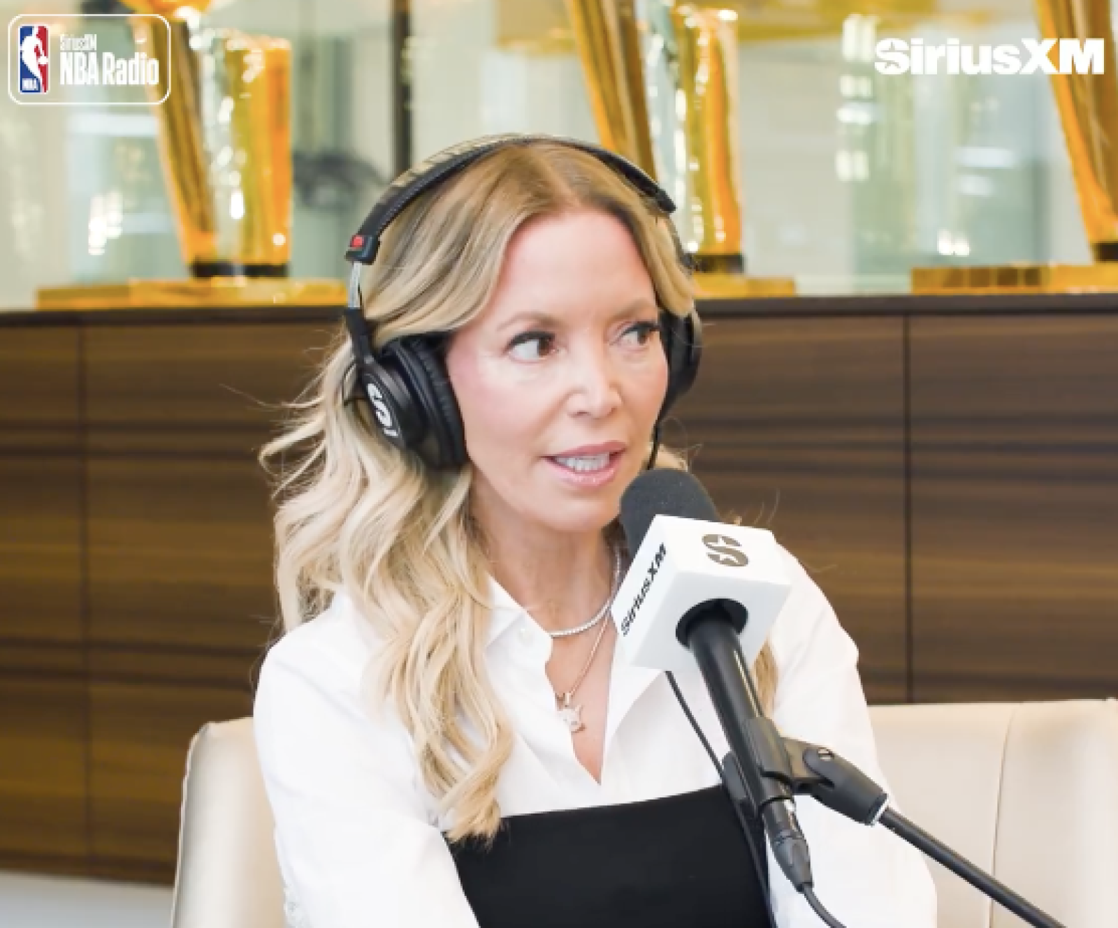 NBA / 湖人老闆Jeanie現身說法談Doncic交易：如果消息走漏，這筆交易無法達成 | 籃球筆記