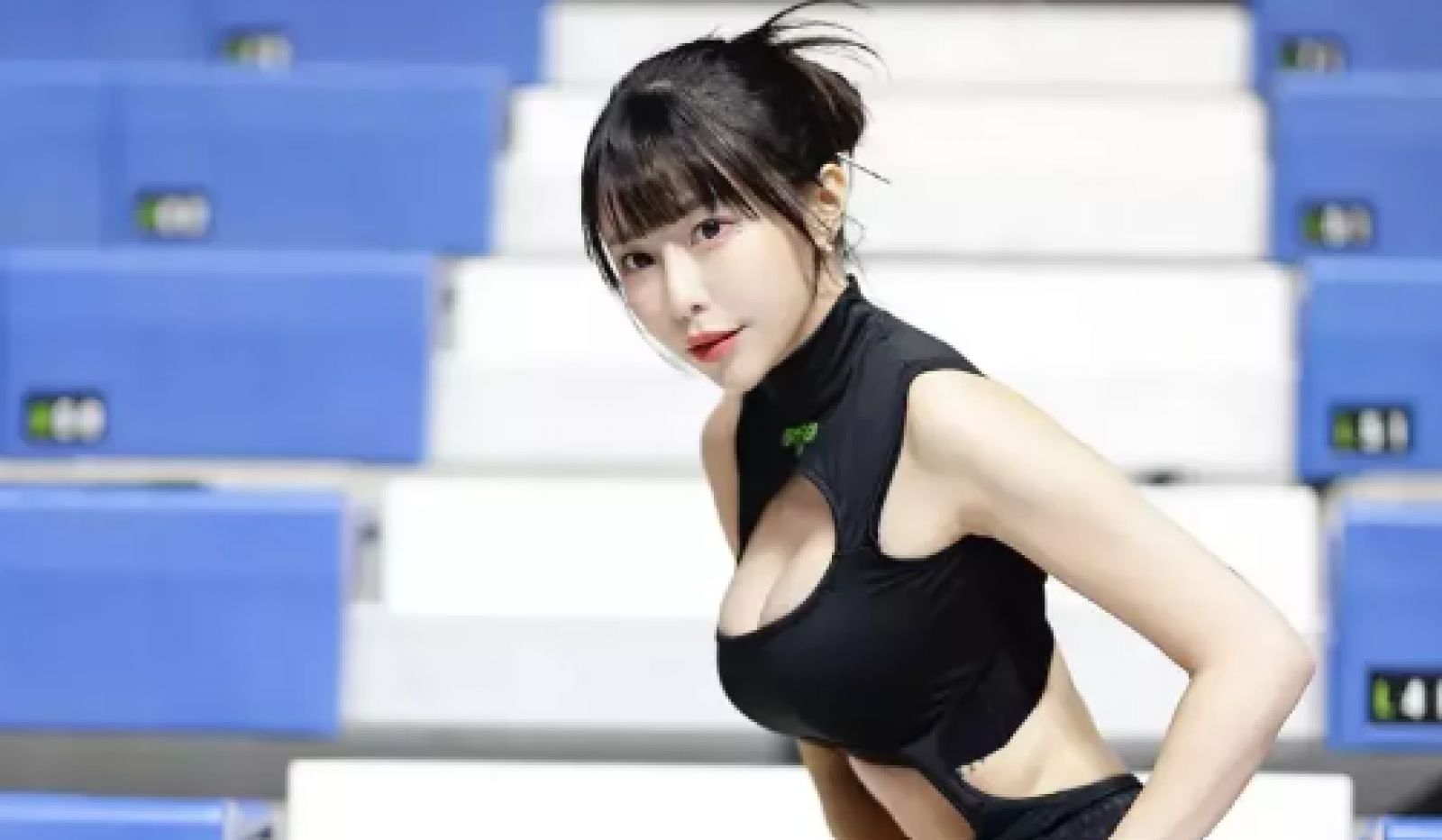 PLG/ 啦啦隊梓梓「胸前挖空」戰袍搭黑絲襪 網直呼：太婆了 | 籃球筆記