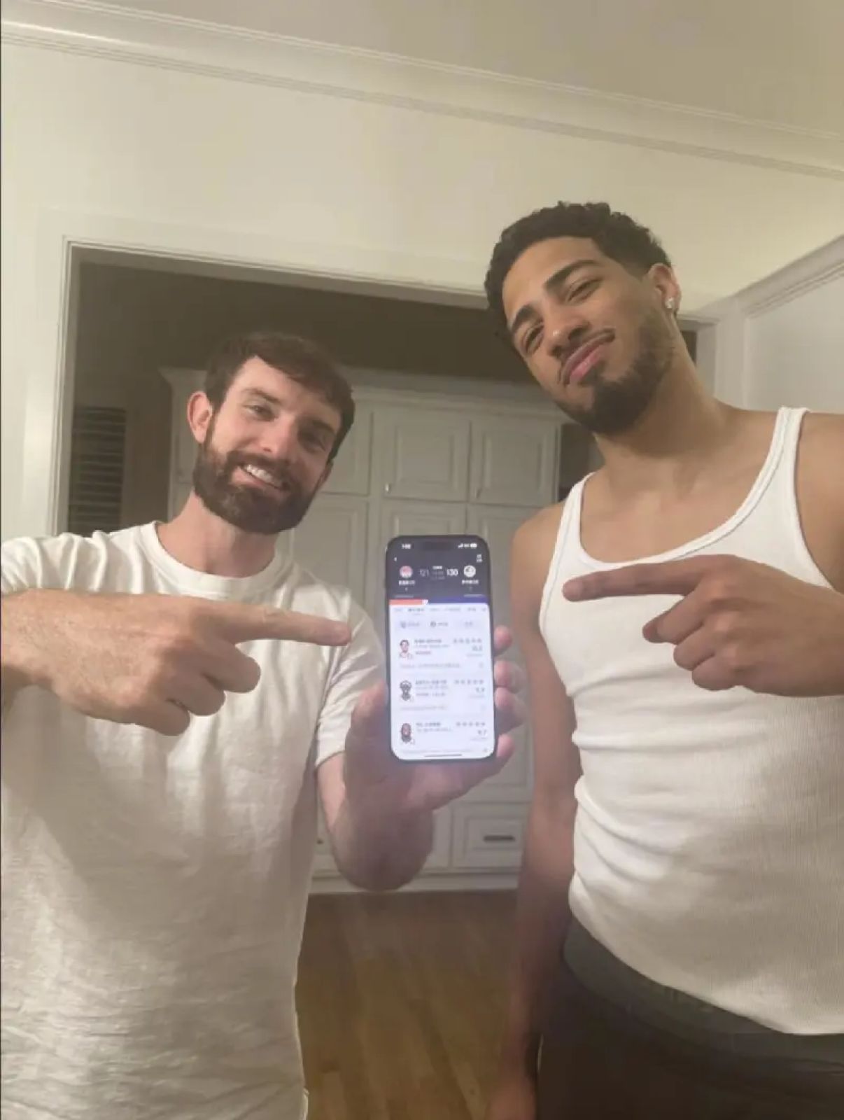 NBA/ 知名NBA訓練師Drew Hanlen賽後發與Haliburton合照：又一個虎撲10分！ | 籃球筆記