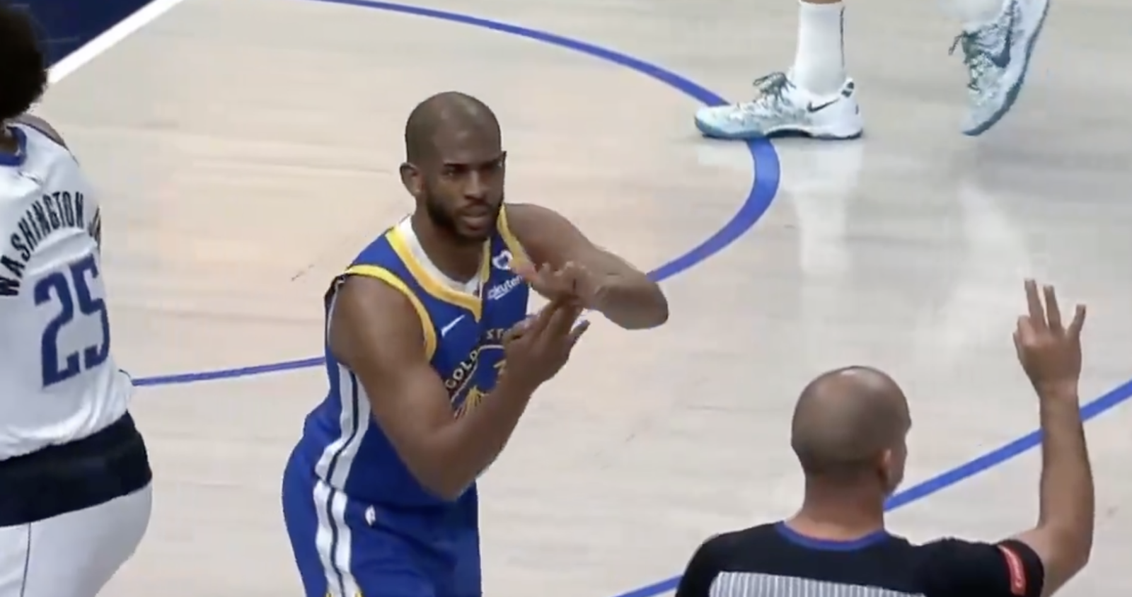 【影片】NBA / CP3遭裁判插T後模仿插T PJ Washington一旁狂笑也模仿插T | 籃球筆記