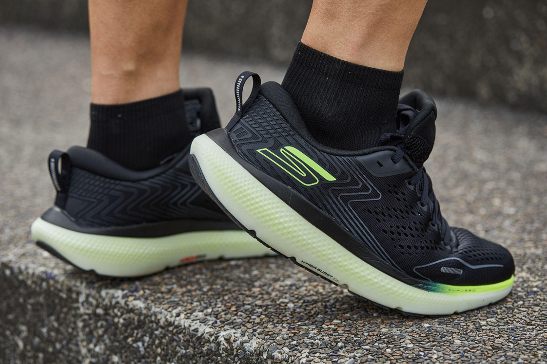 【評測】SKECHERS GO RUN RIDE 11 — 緩震舒適 X 能量回饋的全方位跑鞋 | 文章 | 運動筆記