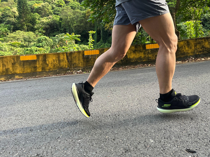 【評測】SKECHERS GO RUN RIDE 11 — 緩震舒適 X 能量回饋的全方位跑鞋 | 文章 | 運動筆記