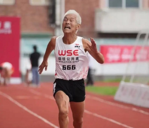 【紀錄】71 歲爺爺飆出 100m 13秒97！170 元釘鞋開啟跑步人生 | 文章 | 運動筆記