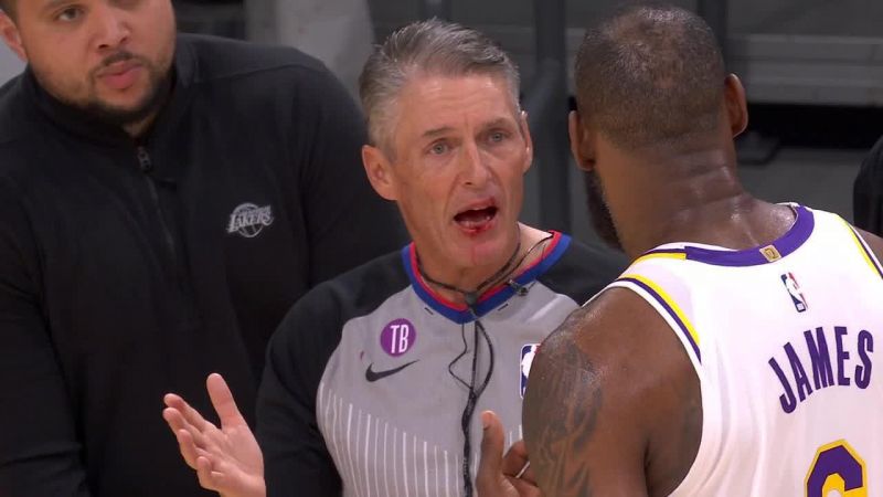 【影片】NBA / CP3剋星Scott Foster被LeBron James撞到爆血：你等這一刻等了25年吧 | 籃球筆記