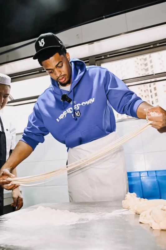 NBA/ 入境隨俗！Keldon Johnson於中國體驗手做蘭州牛肉麵 | 籃球筆記