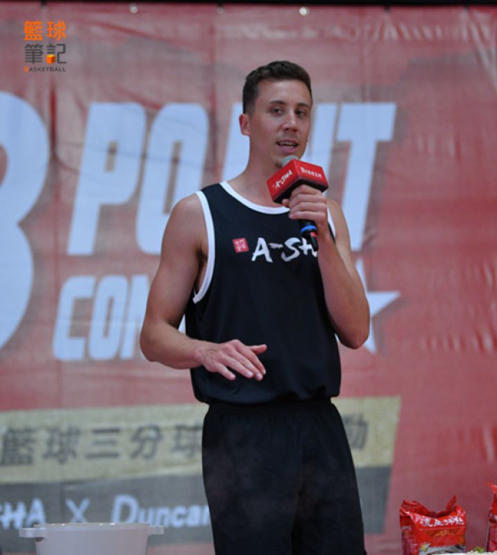 【影片】NBA/ 簽名、拍照來者不拒！Duncan Robinson於北車大廳現煮阿舍乾麵 | 籃球筆記