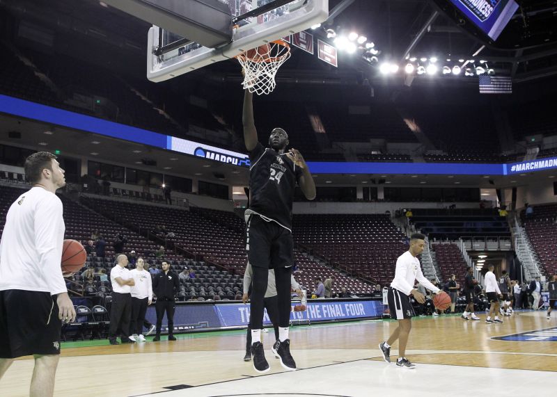 【新聞】Tacko Fall有多高？美媒秀這張驚人對比照片告訴你 | 籃球筆記