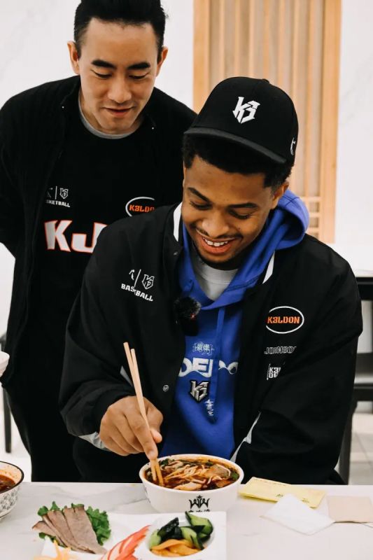 NBA/ 入境隨俗！Keldon Johnson於中國體驗手做蘭州牛肉麵 | 籃球筆記