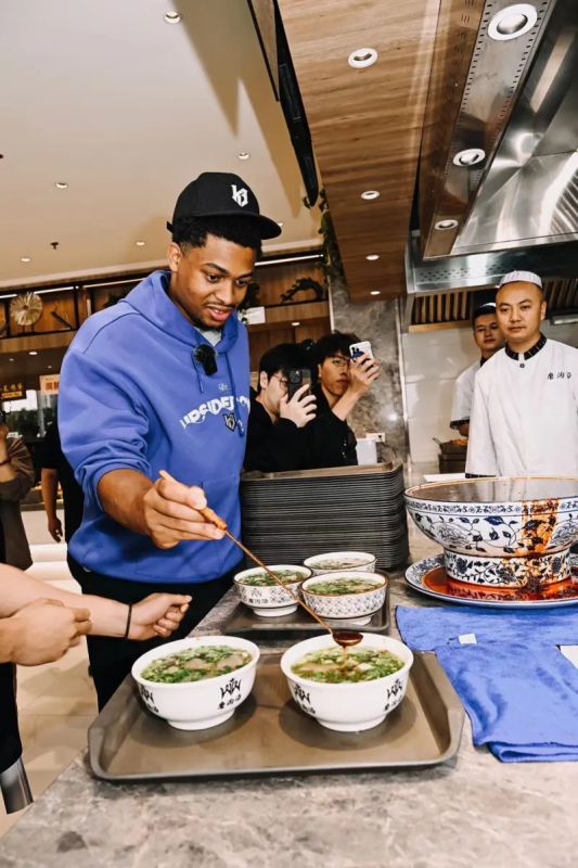 NBA/ 入境隨俗！Keldon Johnson於中國體驗手做蘭州牛肉麵 | 籃球筆記