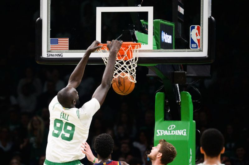 【影片】輕鬆寫意！Tacko Fall空接灌籃 全場大喊MVP | 籃球筆記