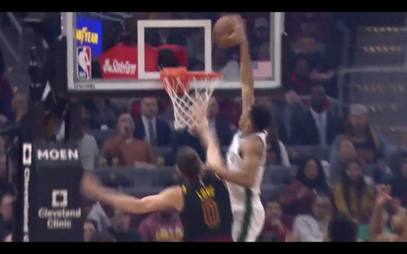 【影片】字母哥輪流隔扣Love、Thompson 砍33+12豪取十連勝 | 籃球筆記