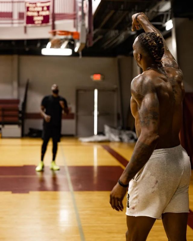 【影片】NBA / Howard身形超精壯！練完投秀360轉體扣籃 | 籃球筆記