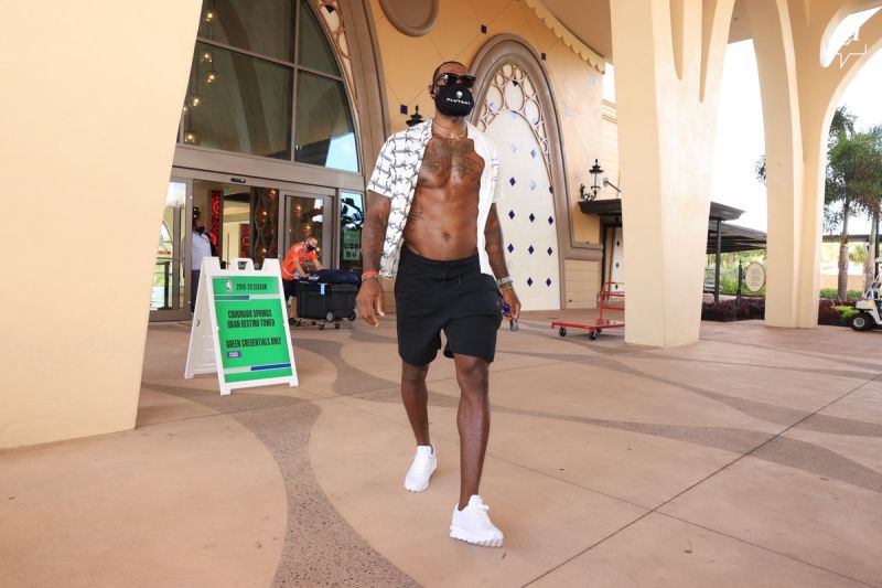 NBA / Wade cosplay露胸裝比拚身材 LeBron笑答：不予置評 | 籃球筆記