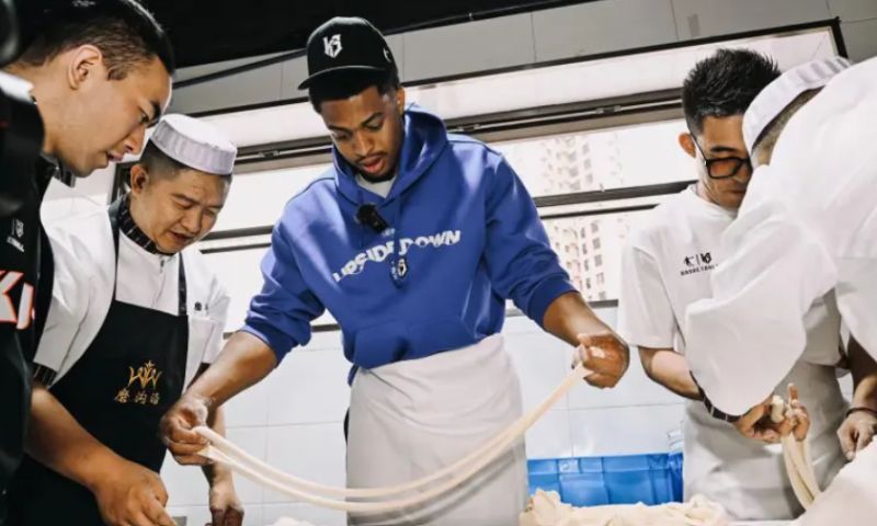 NBA/ 入境隨俗！Keldon Johnson於中國體驗手做蘭州牛肉麵 | 籃球筆記