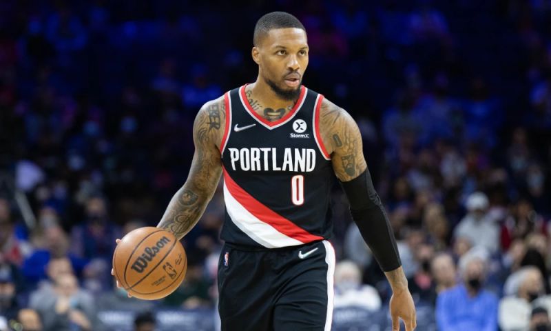 【影片】NBA / Lillard超越「滑翔機」成為隊史第一得分王 | 籃球筆記