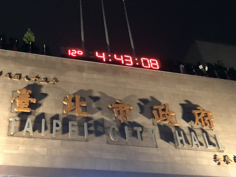 《說好的一起笑著手牽手進終點》謝謝你們讓我的初馬3:52完賽 | 網誌 | 運動筆記