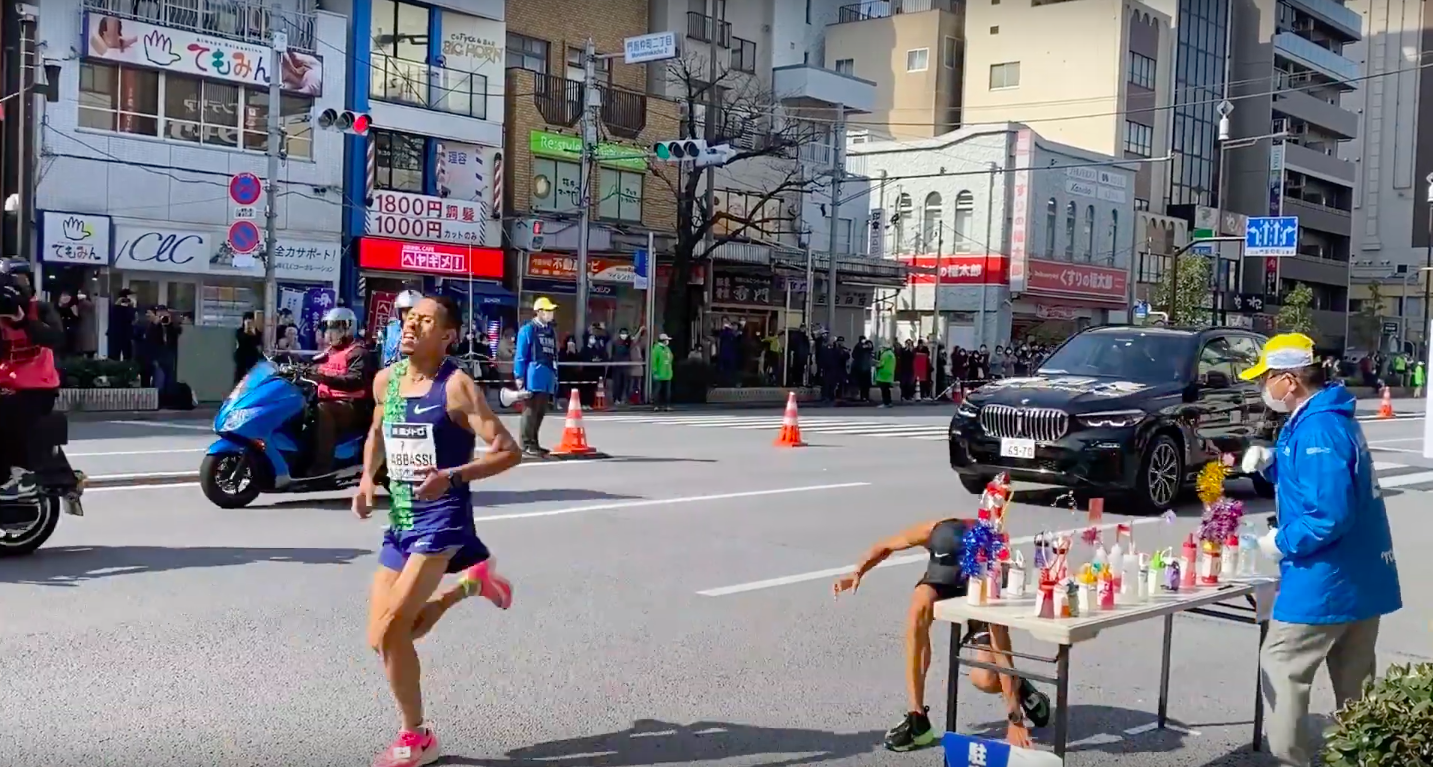 【柏林馬】世界紀錄的背後！遞水遞出傳奇 “Bottles guy” Schulke 如何遞出世界紀錄 | 文章 | 運動筆記